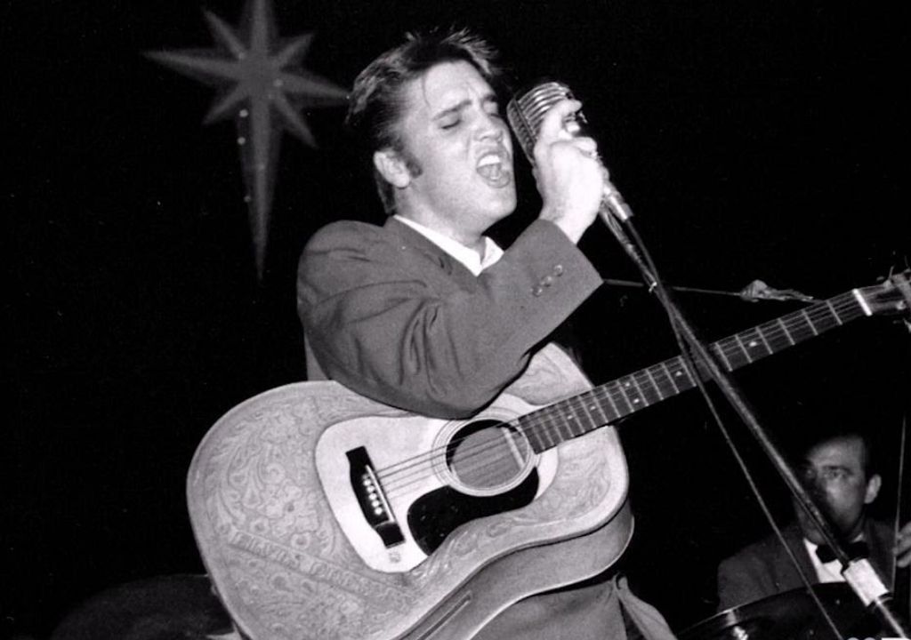 Crying In The Chapel - Elvis Presley - OldiesClassic